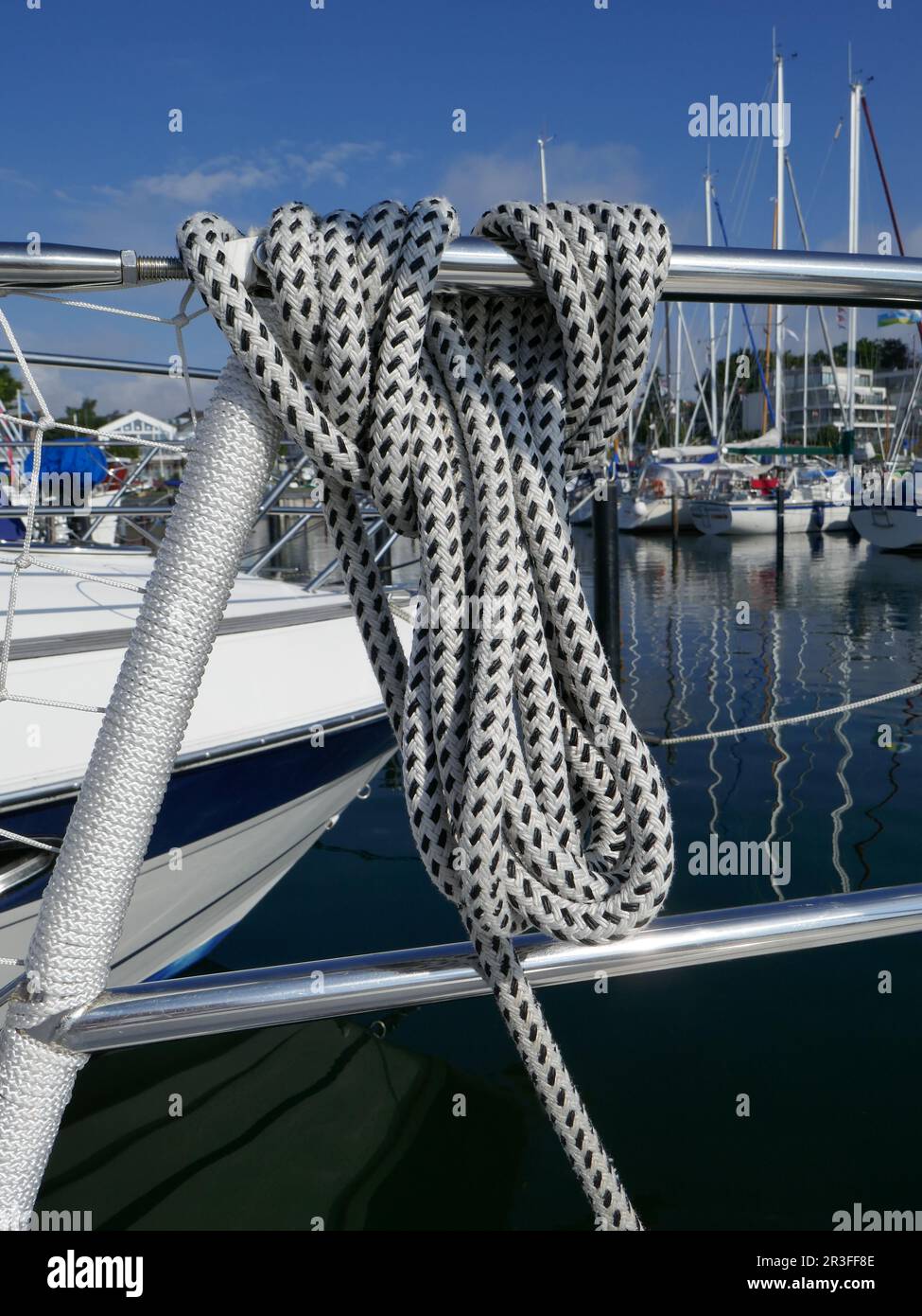 Line on the railing of a sailing yacht Stock Photo - Alamy