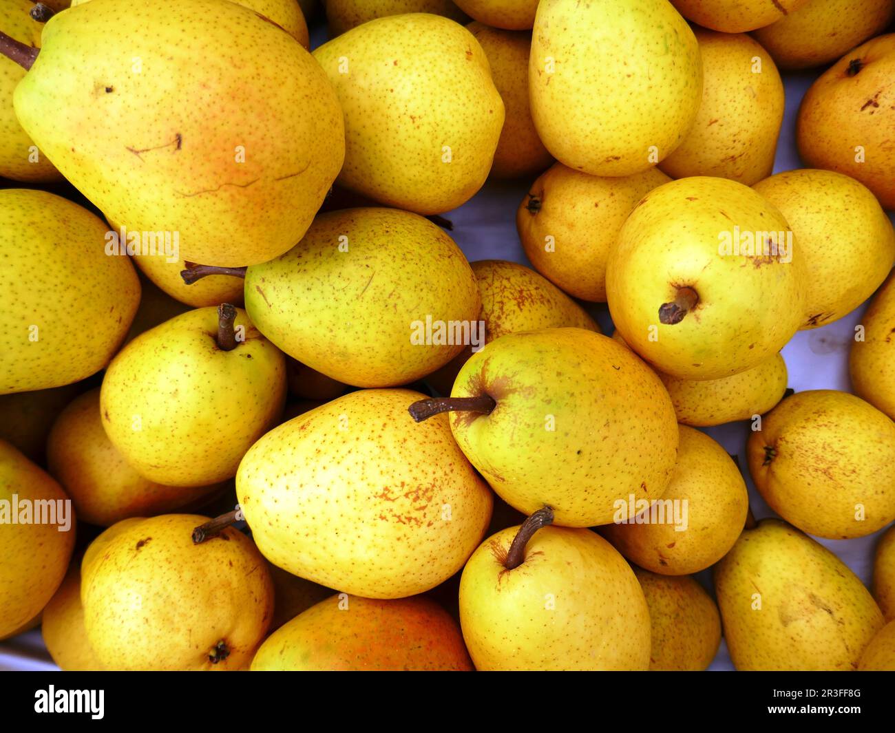 Box of pears hi-res stock photography and images - Alamy