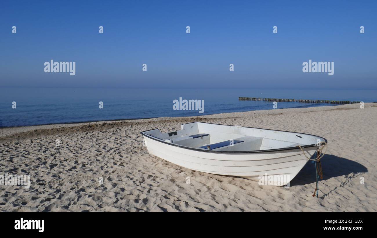Boat on sandy beach Stock Photo - Alamy