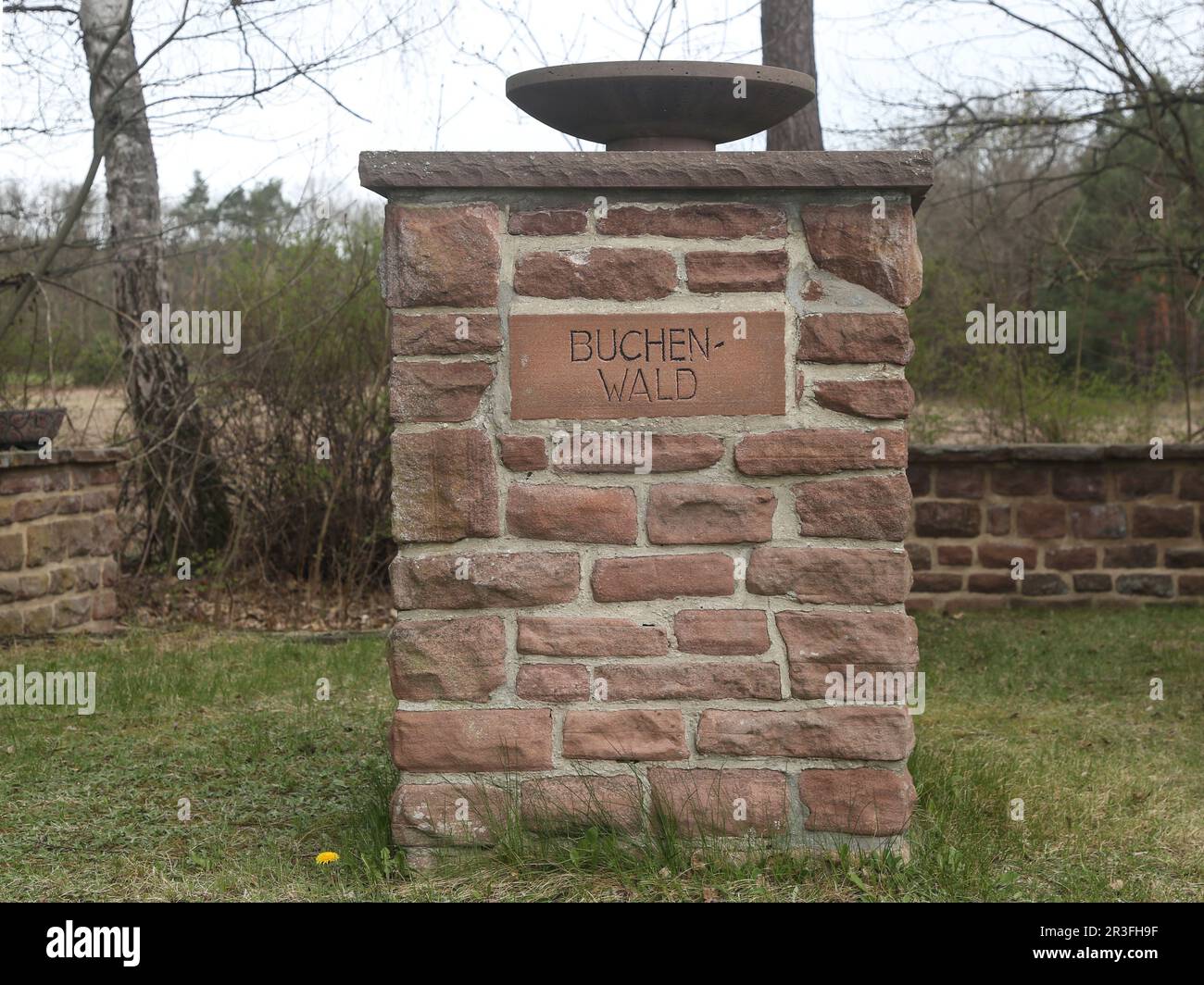 Pfeiler mit Inschrift KZ Buchenwald vor Todesmarschdenkmal Dolle Stock ... Pfeiler mit Inschrift KZ Buchenwald vor Todesmarschdenkmal Dolle Stock ...