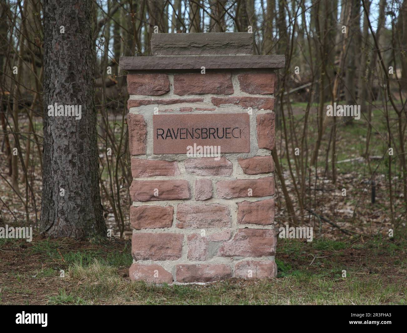 Pfeiler mit Inschrift KZ Ravensbrueck vor Todesmarschdenkmal Dolle ... Pfeiler mit Inschrift KZ Ravensbrueck vor Todesmarschdenkmal Dolle ...