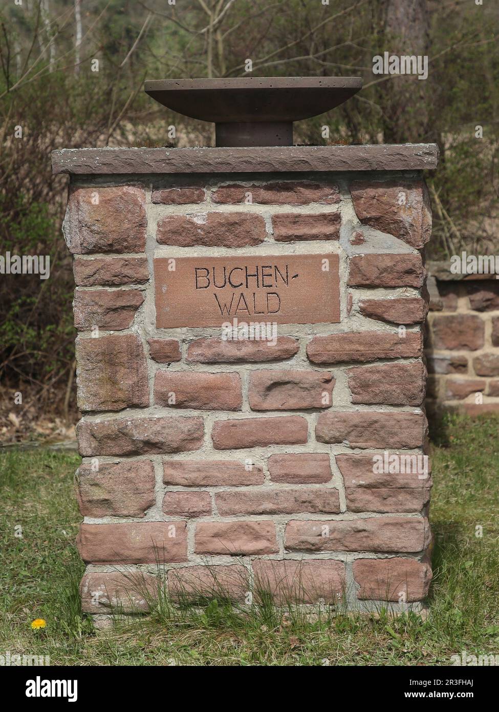 Pfeiler mit Inschrift KZ Buchenwald vor Todesmarschdenkmal Dolle Stock ... Pfeiler mit Inschrift KZ Buchenwald vor Todesmarschdenkmal Dolle Stock ...