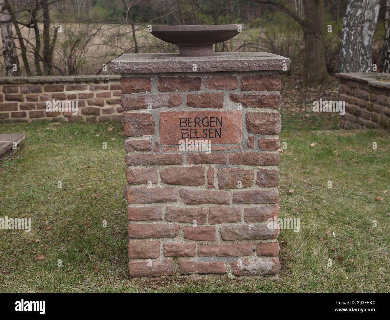 Pfeiler mit Inschrift KZ Bergen-Belsen vor Todesmarschdenkmal Dolle ... Pfeiler mit Inschrift KZ Bergen-Belsen vor Todesmarschdenkmal Dolle ...
