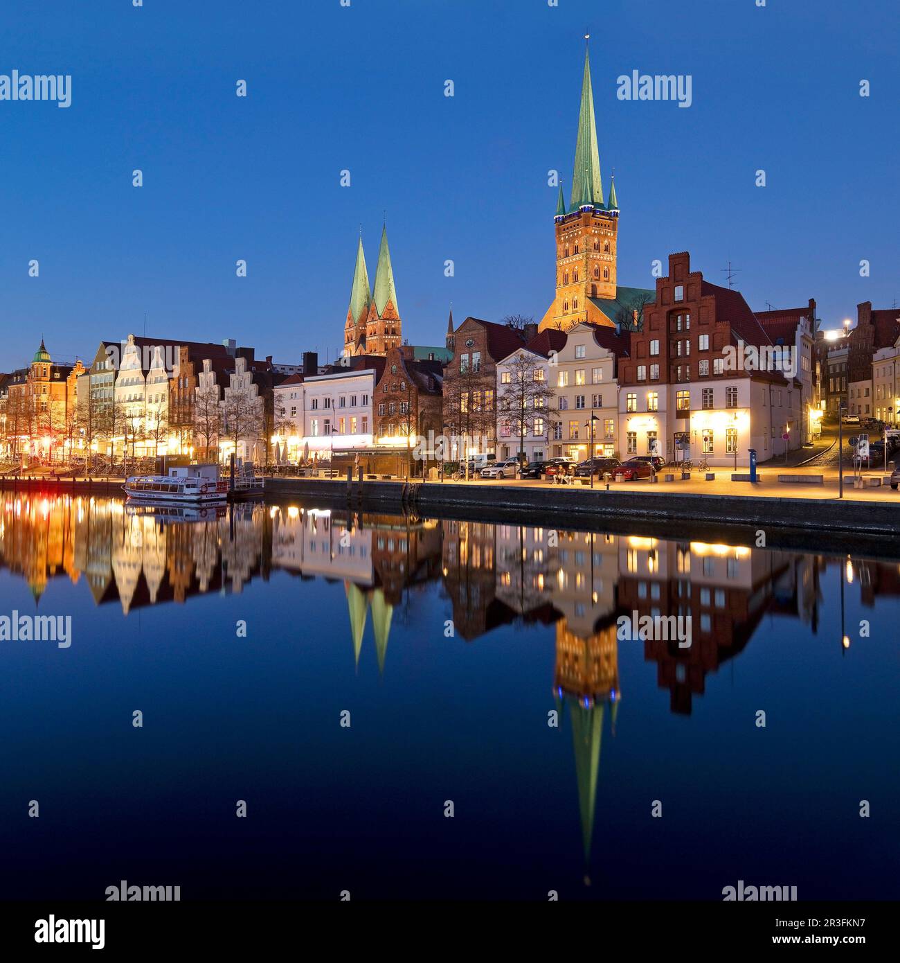 Die historische Altstadt an der Obertrave mit der Kirche St. Marien und ...
