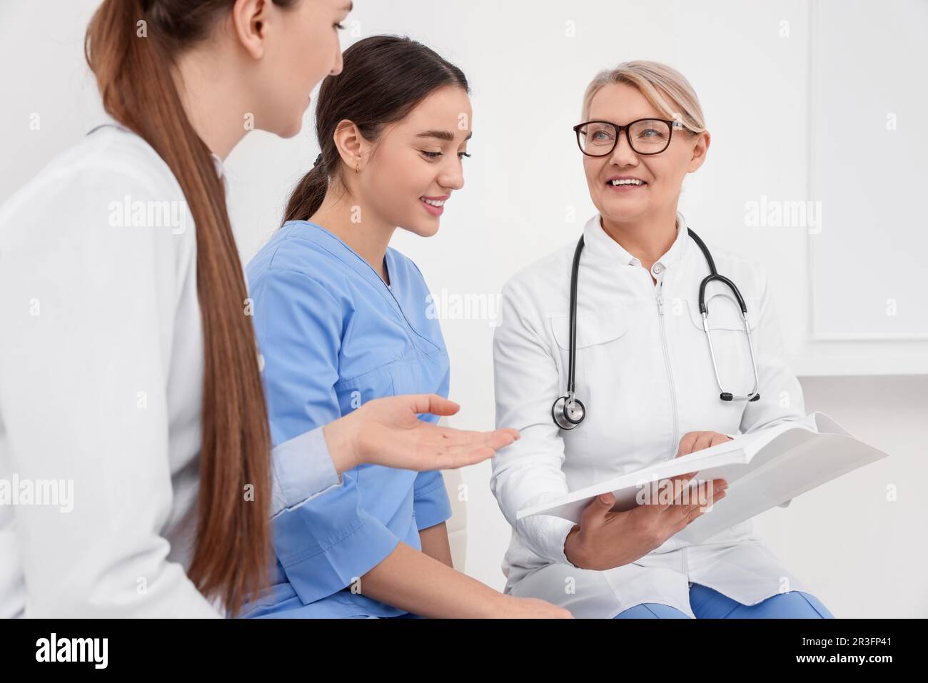 Team smiling doctors having hi-res stock photography and images - Alamy