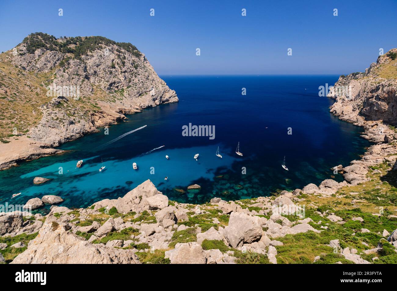 playa de Cala Figuera y Cap de Catalunya, peninsula de Formentor ...