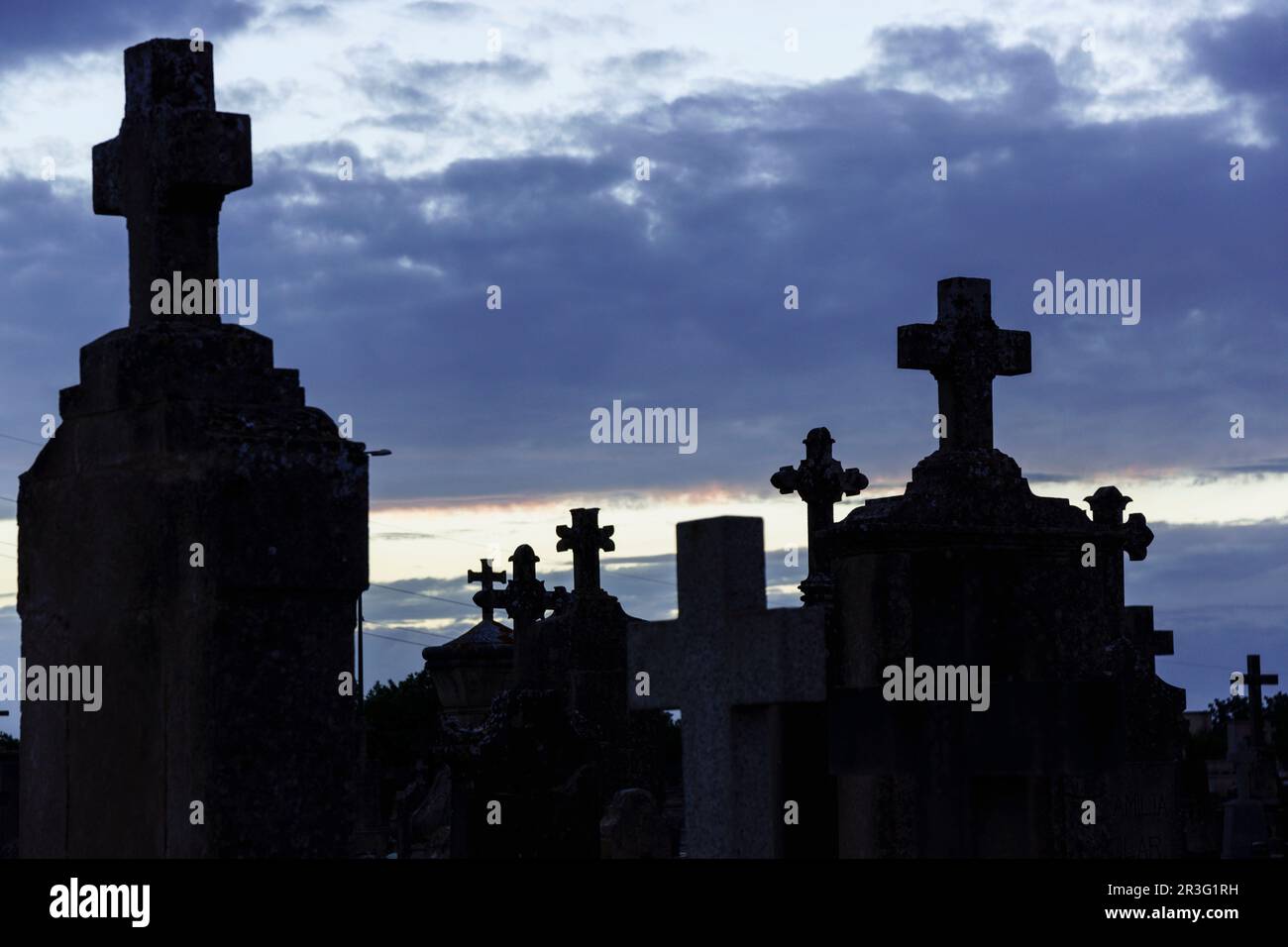 siluetas de cruces al atardecer, cementerio de llucmajor,Conmemoracion ...