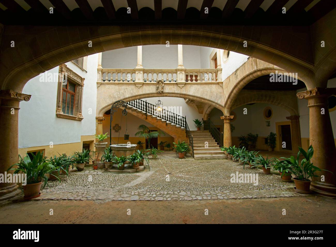 Patio de Can Oleza (Monumento historico-artistico)(s.XVII).Centro ...