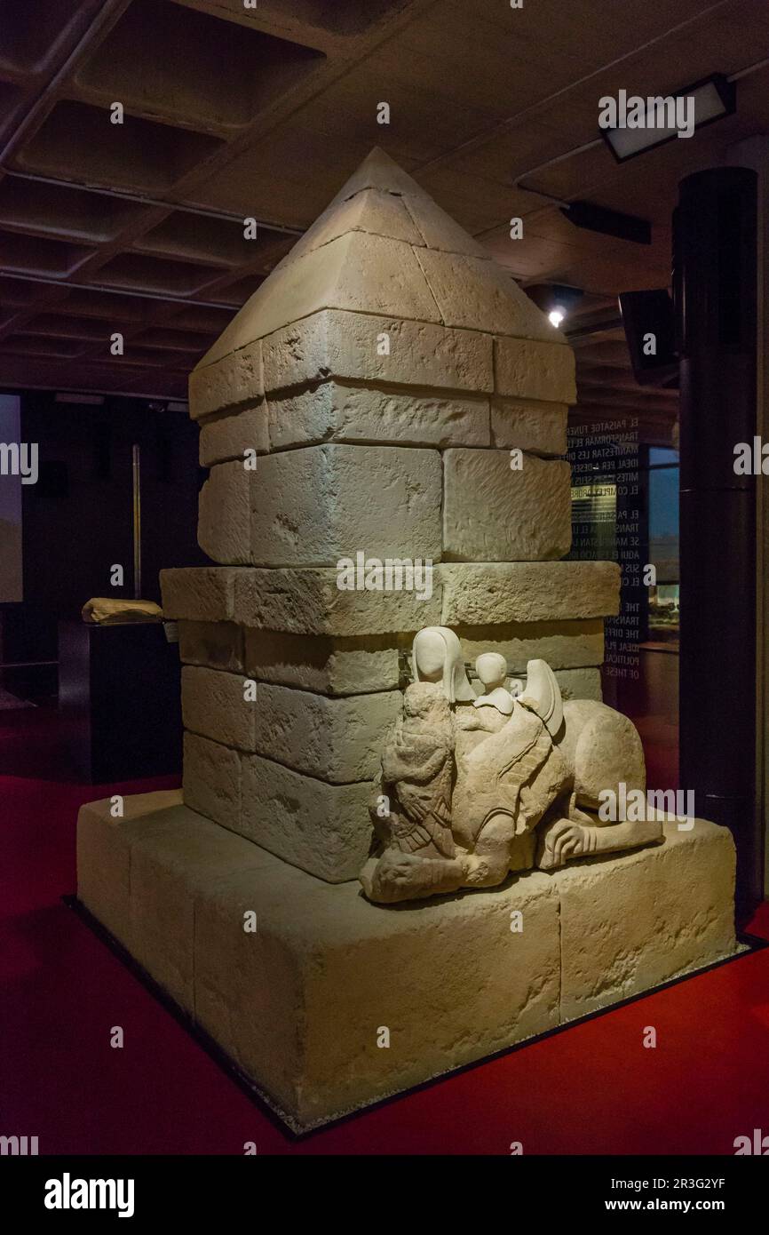 tumba torre con esfinge, reconstruccion, siglo V antes de Cristo, museo ...