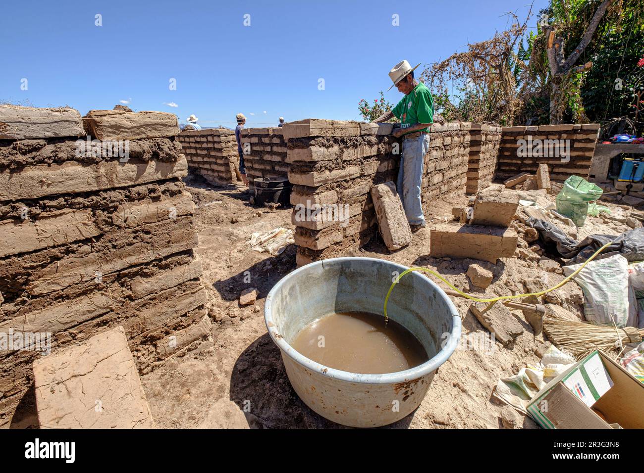 albañiles trabajando en la construccion de una casa, Sinchaj, San ...
