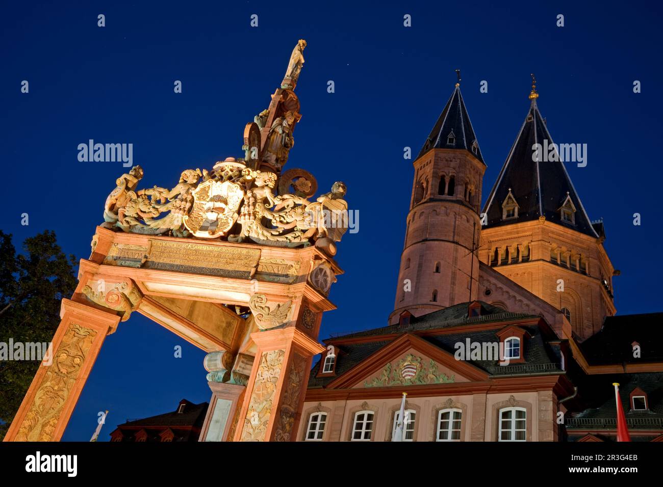 Illuminated market fountain and the high cathedral of St. Martin in the ...
