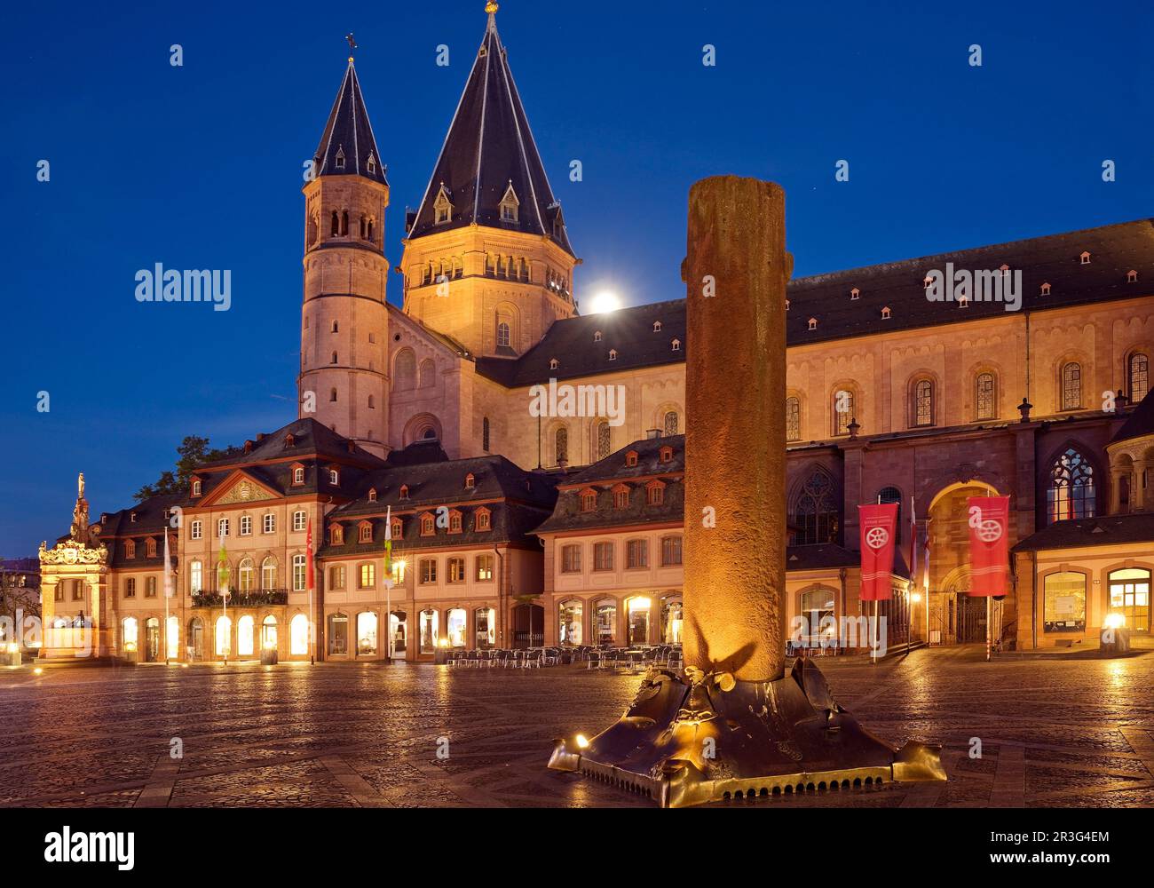 The high cathedral of St. Martin and Heunensaule on the market square ...