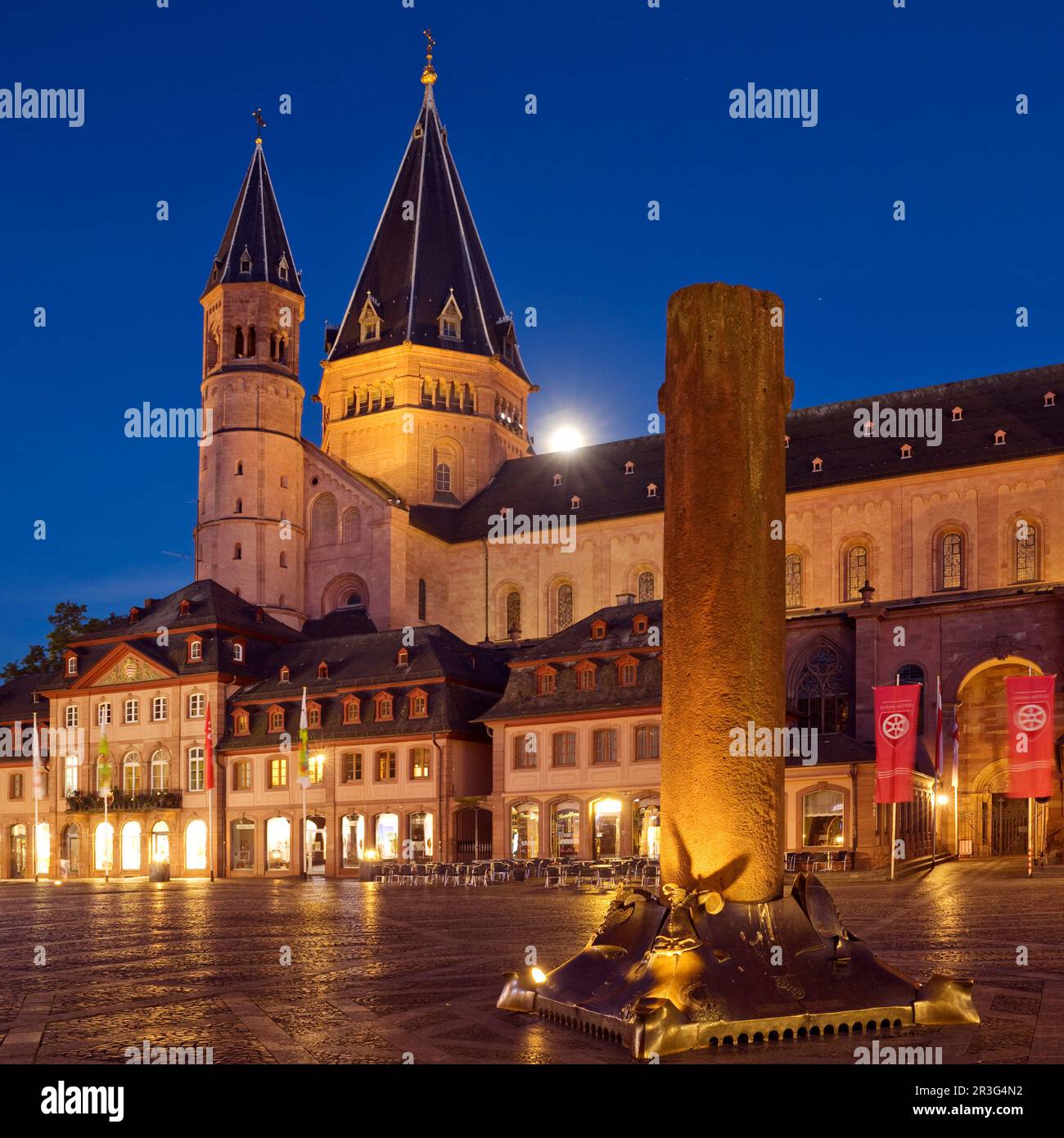 The high cathedral of St. Martin and Heunensaule on the market square ...