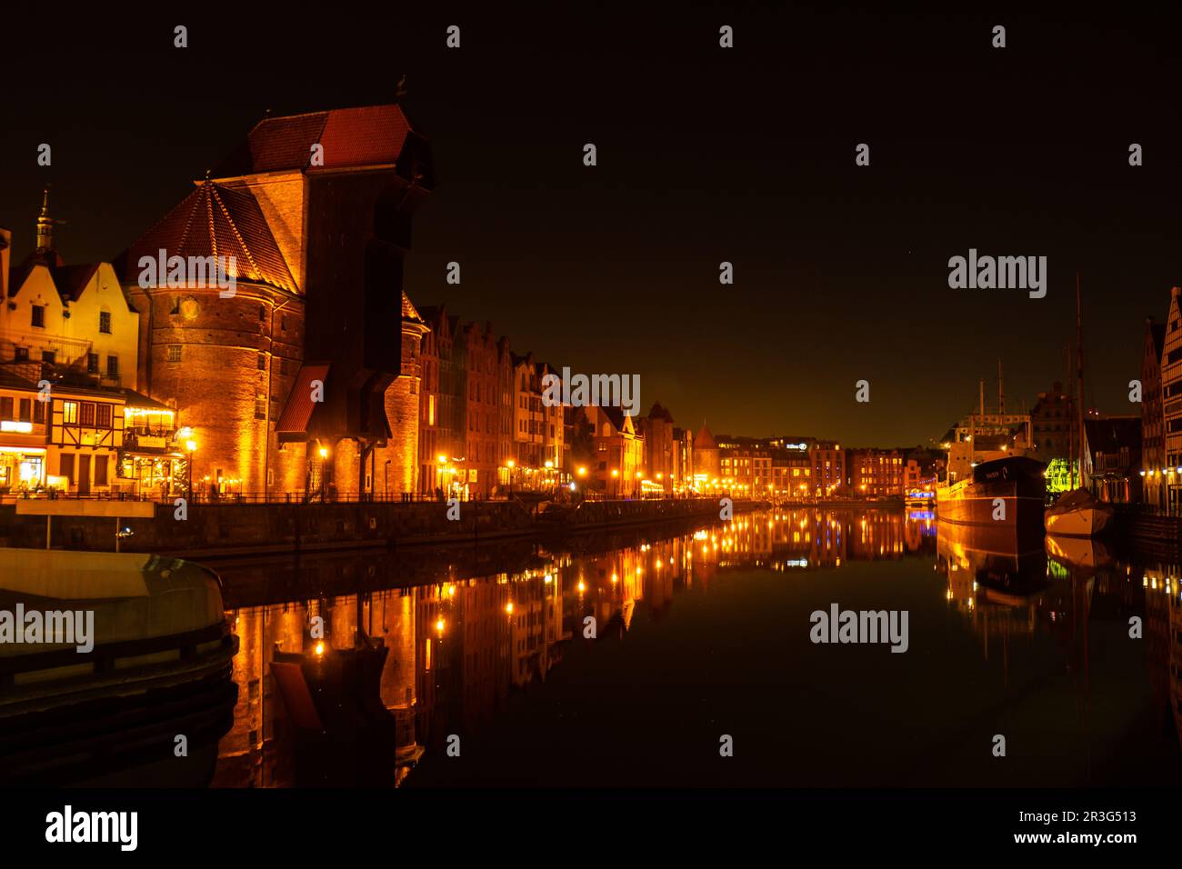 Old town in Gdansk at night. The riverside on Granary Island reflection ...