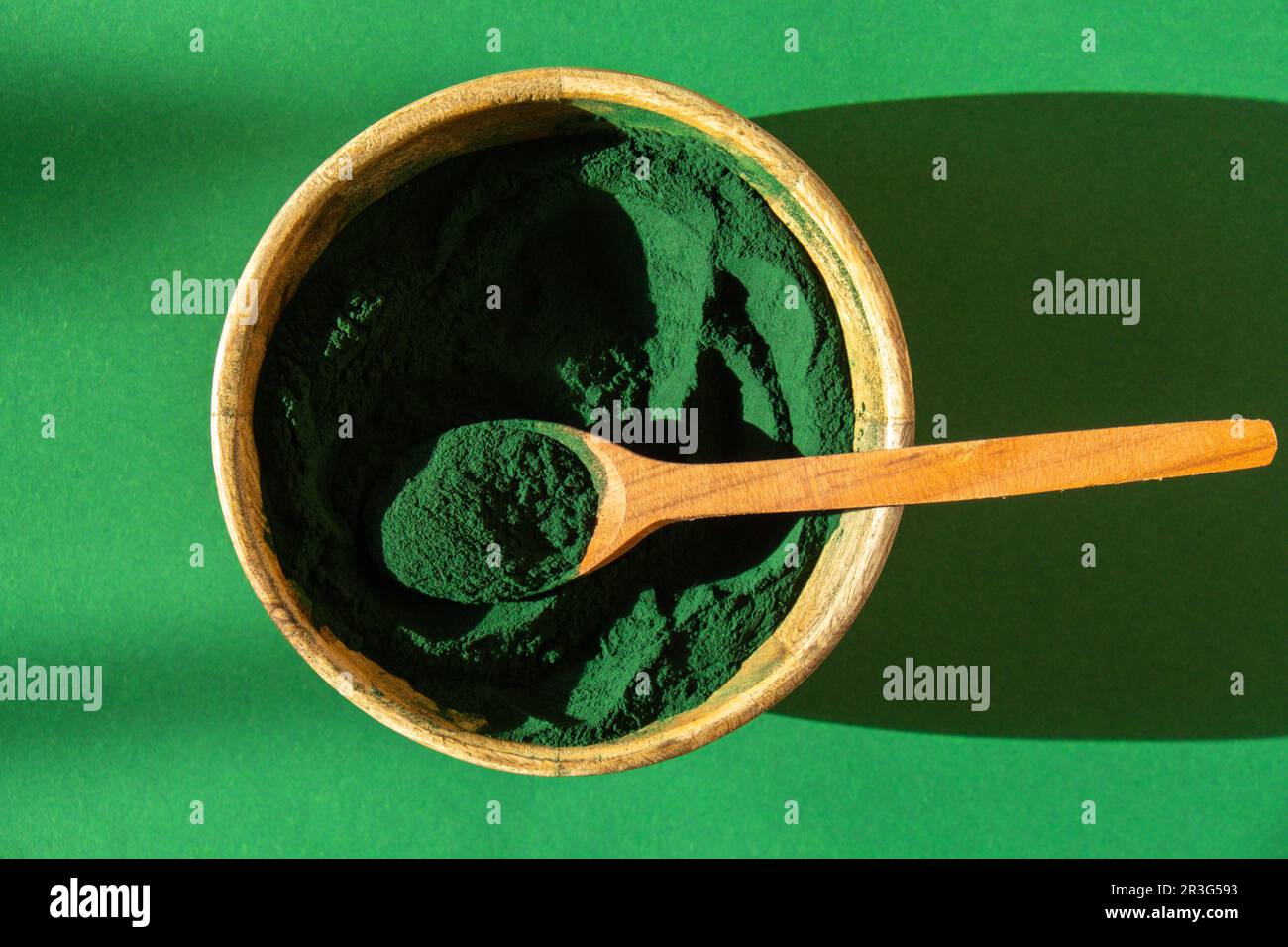 Blue-green algae Chlorella and spirulina powder in bamboo eco bowl ...