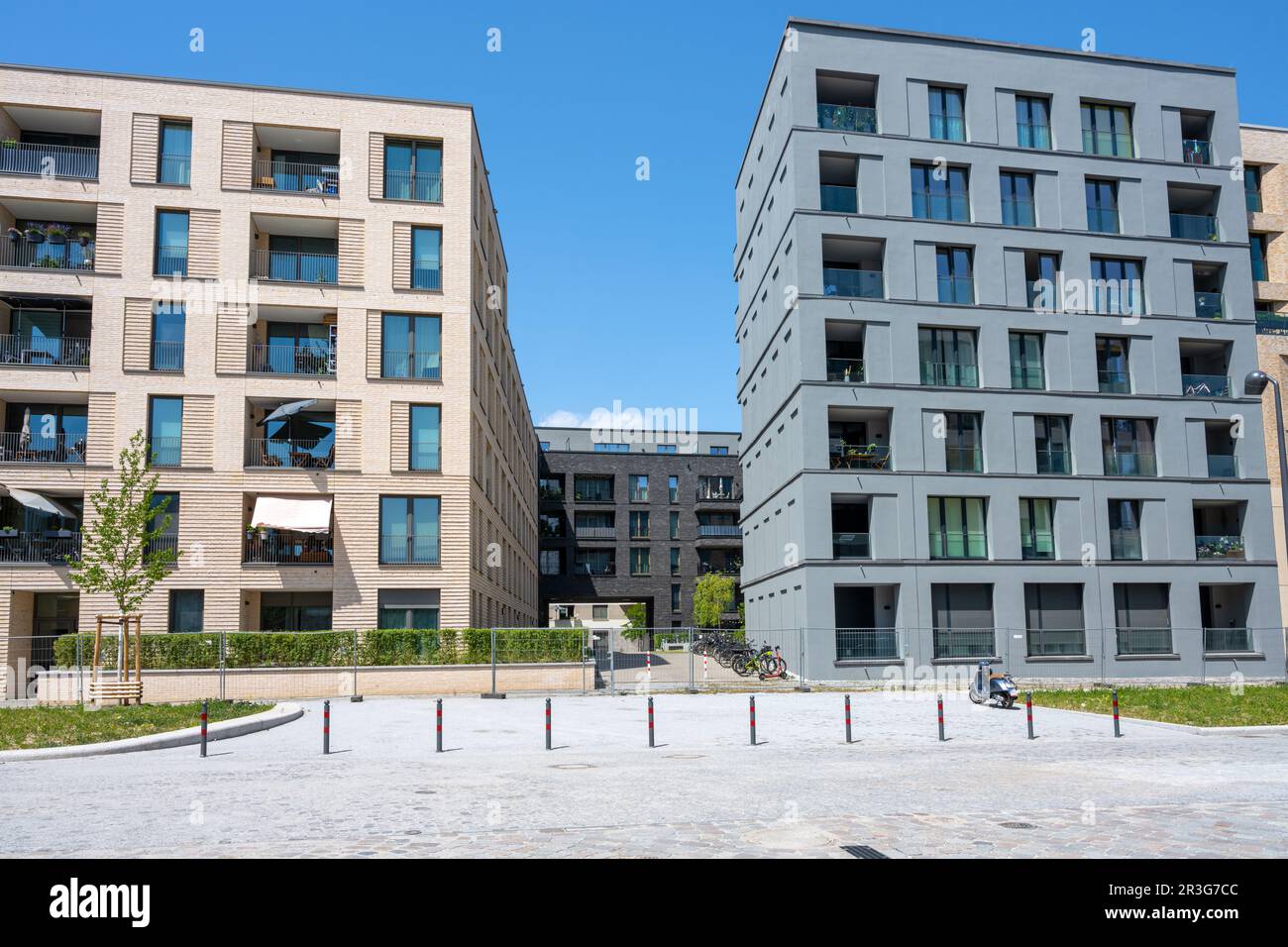 Modern apartment buildings in a housing development area in Berlin ...