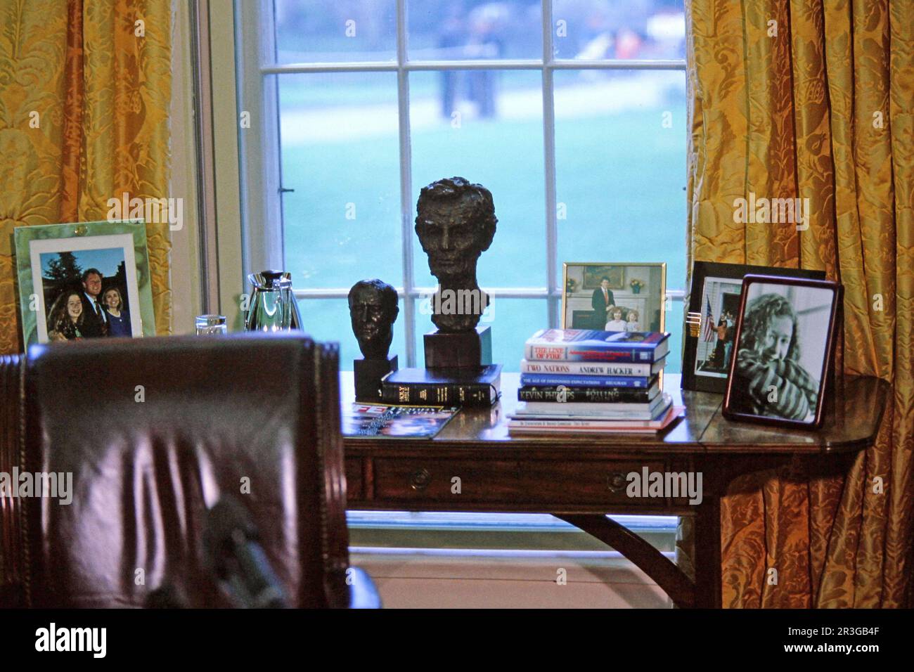 Bill clinton president oval office desk hi-res stock photography and ...