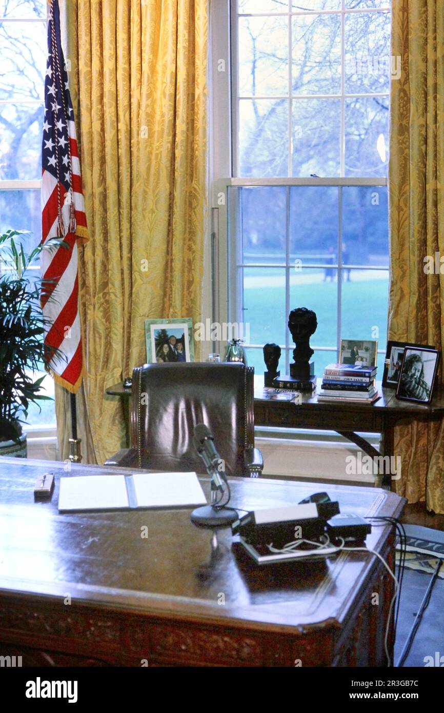 Bill clinton president oval office desk hi-res stock photography and ...