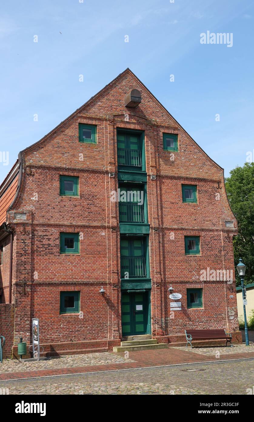 Granary at the lock square in Neuhaus an der Oste Stock Photo - Alamy