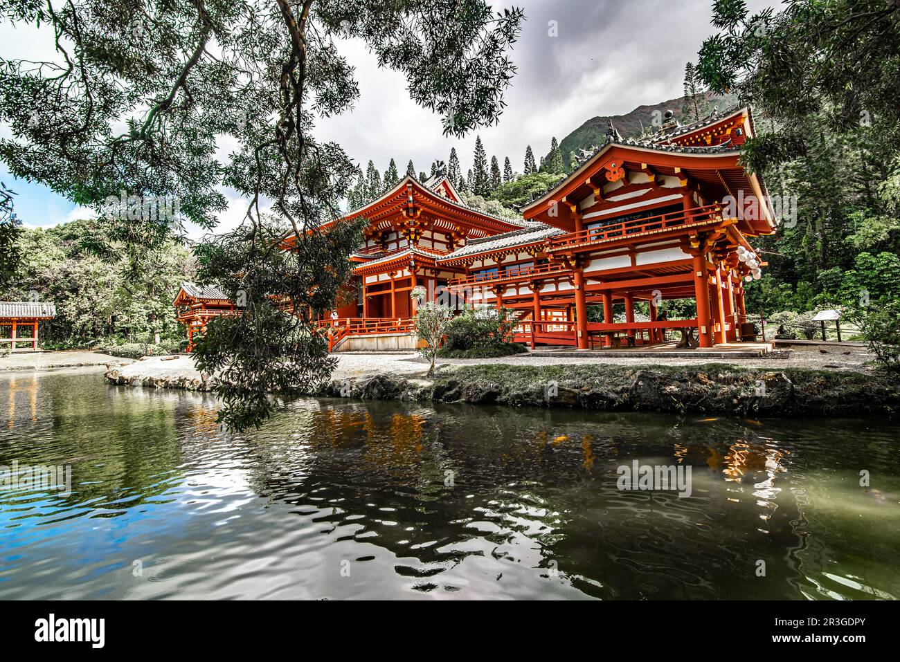 Red japanese temple in oahu hawaii hi-res stock photography and images ...