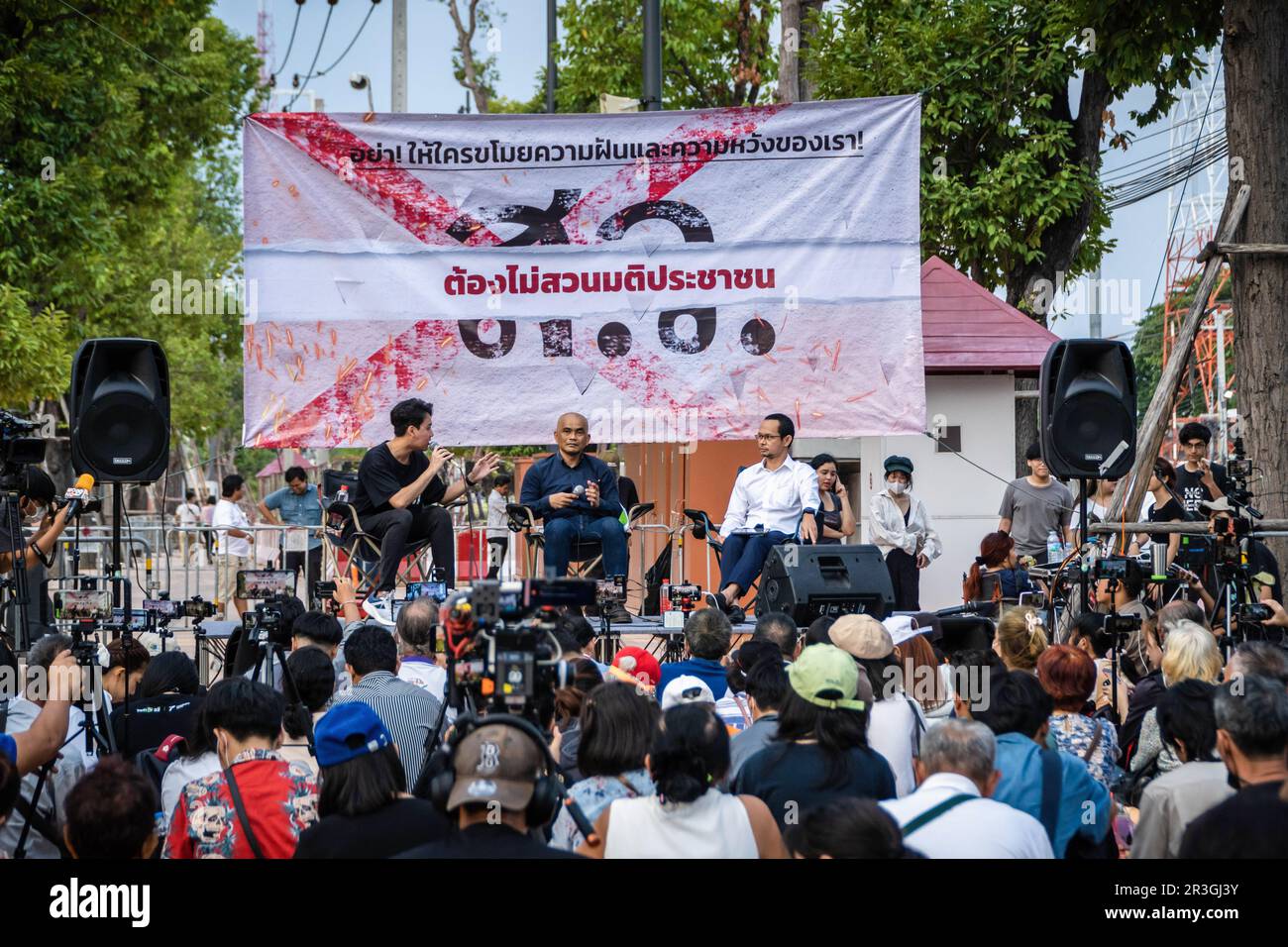 The members of the United Front of Thammasat and Demonstration (UFTD ...