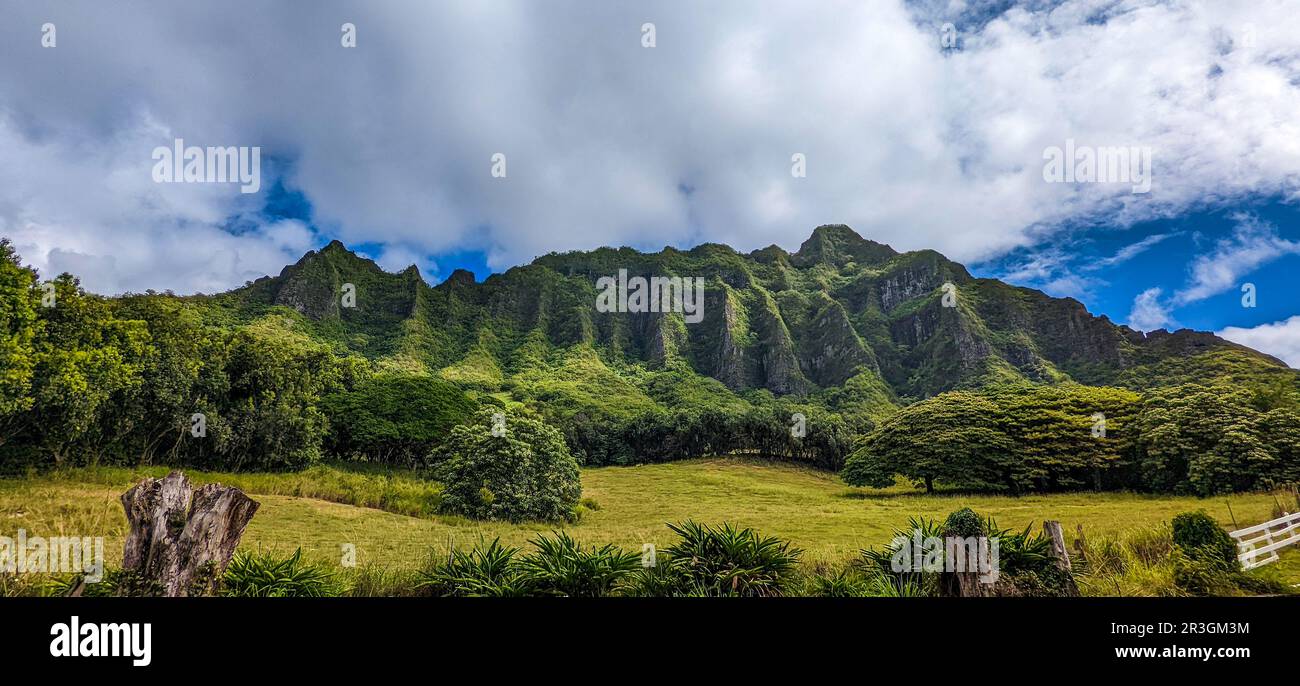 Kualoa mountain range panoramic view, famous filming location on Oahu ...