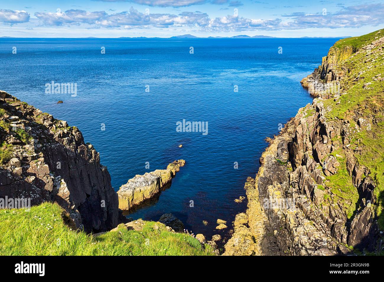 Steep cliffs by the sea, Neist Point, Duirinish Peninsula, West Coast ...