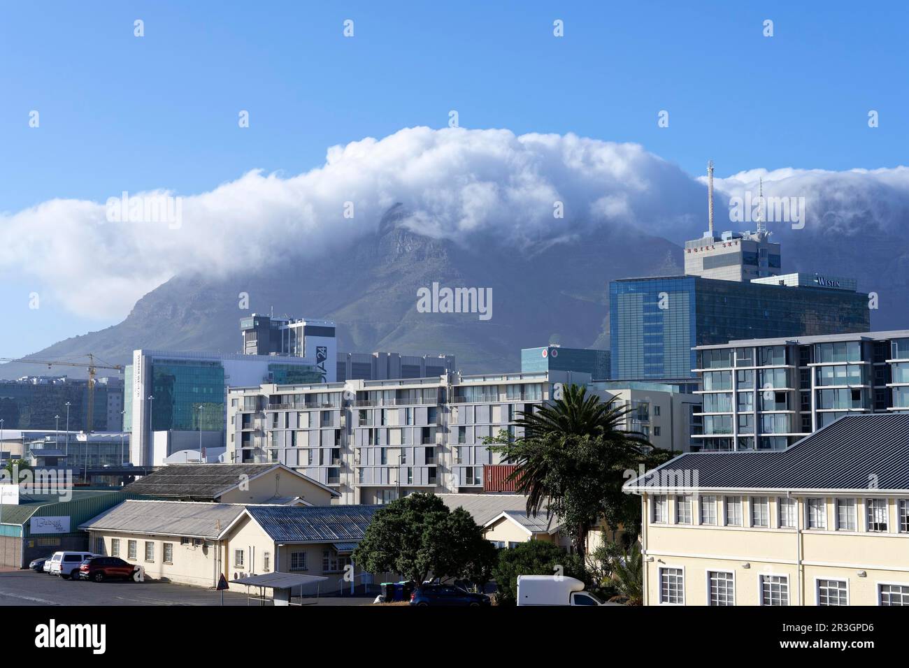 Administration buildings and Table Mountain covered with clouds, Cape Town, South Africa Stock ...