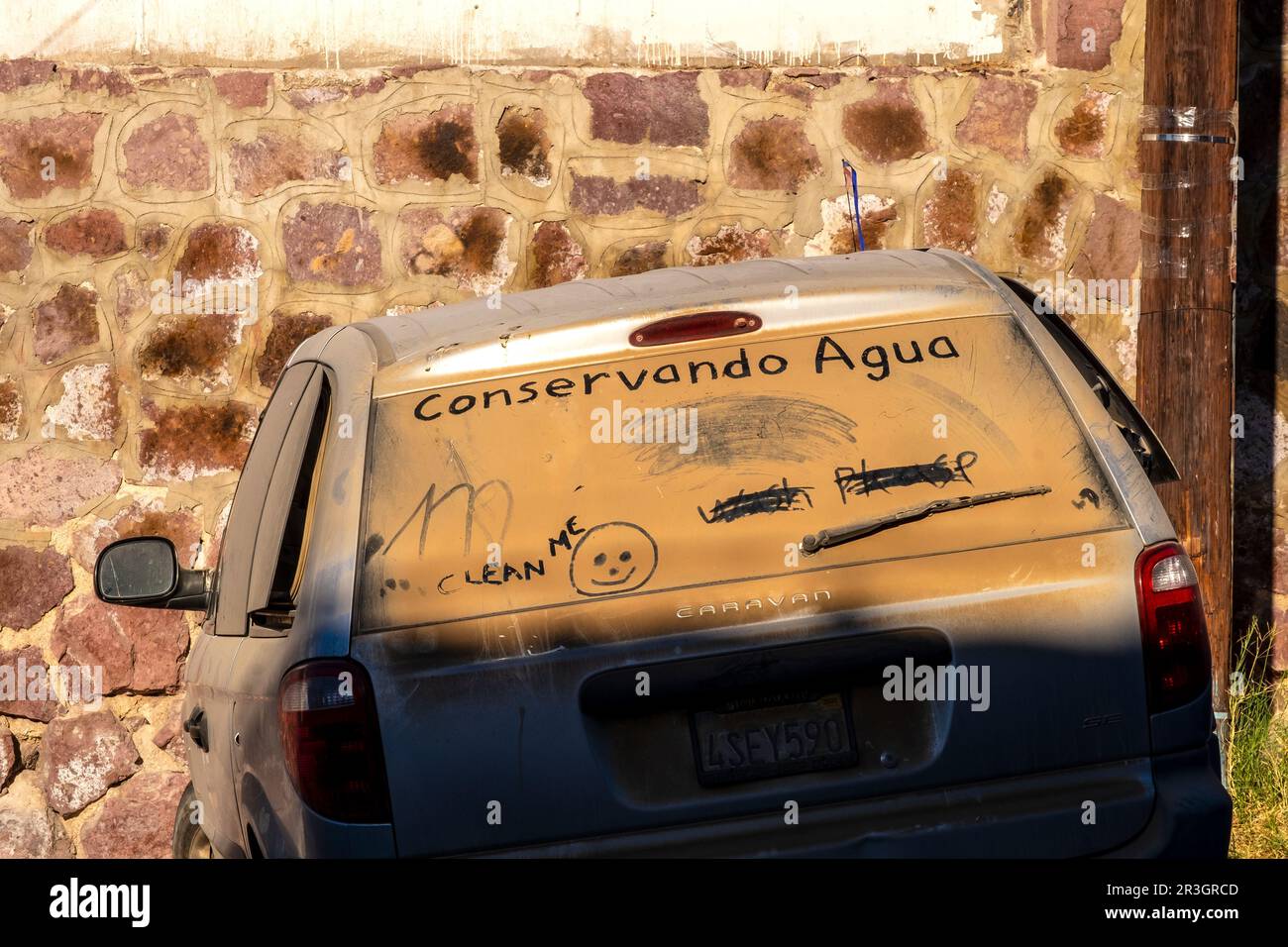 Dirty car with the words "Conservando agua, clean me, wash me please ...