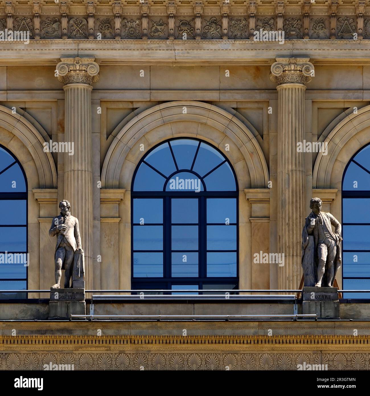 Opera House, detail with the statues of Goethe and Mozart, Hanover ...