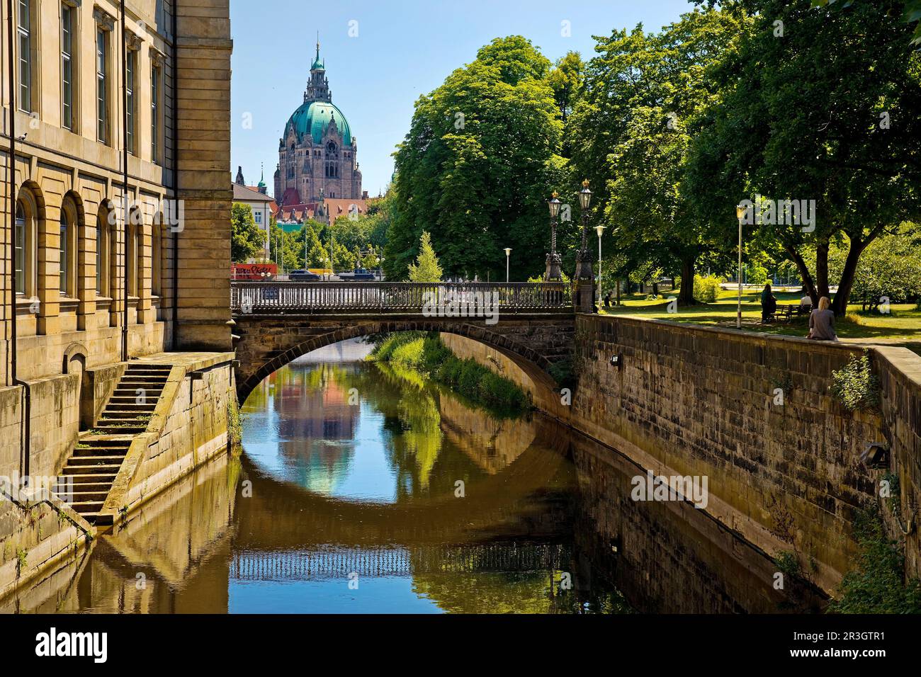 Schloss Bridge with the Leine River and the New Town Hall, state ...