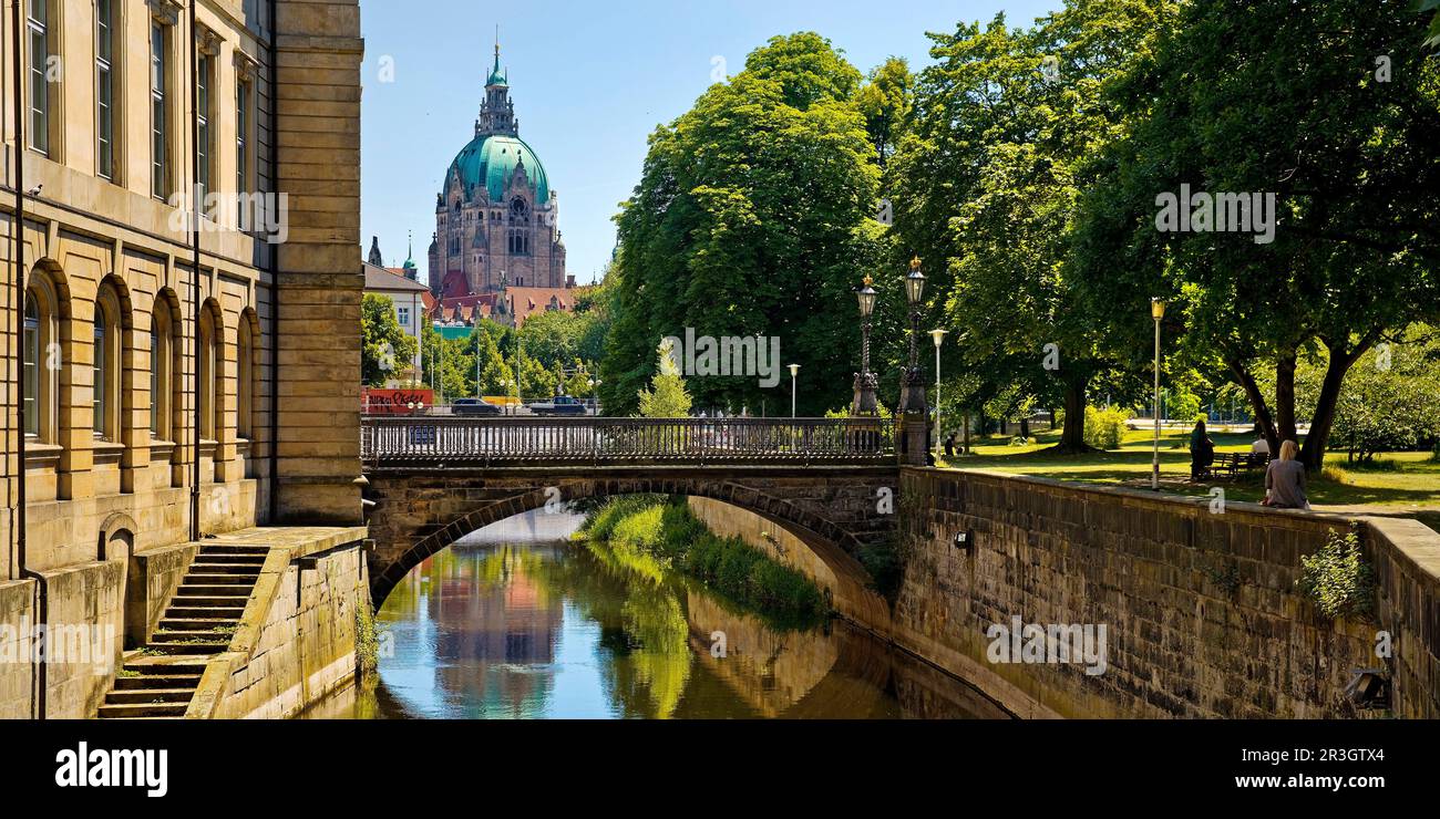 Schloss Bridge with the Leine River and the New Town Hall, state ...