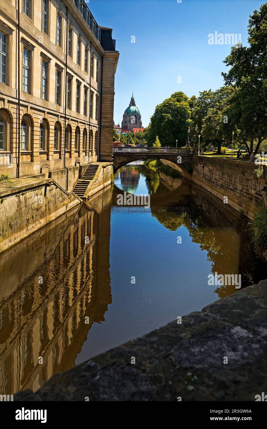 Schloss Bridge with the Leine River and the New Town Hall, state ...