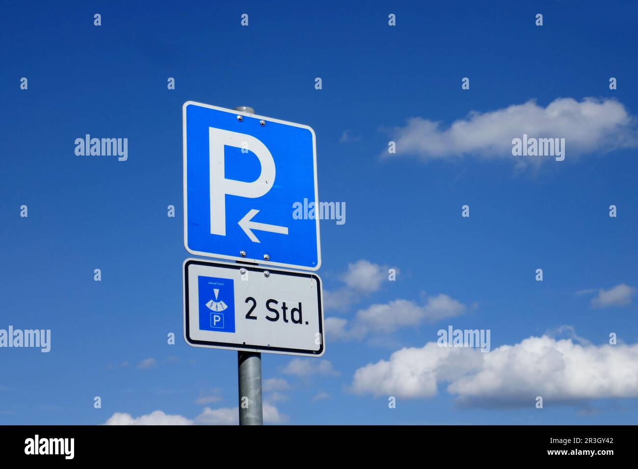 Maximum parking time sign Stock Photo - Alamy