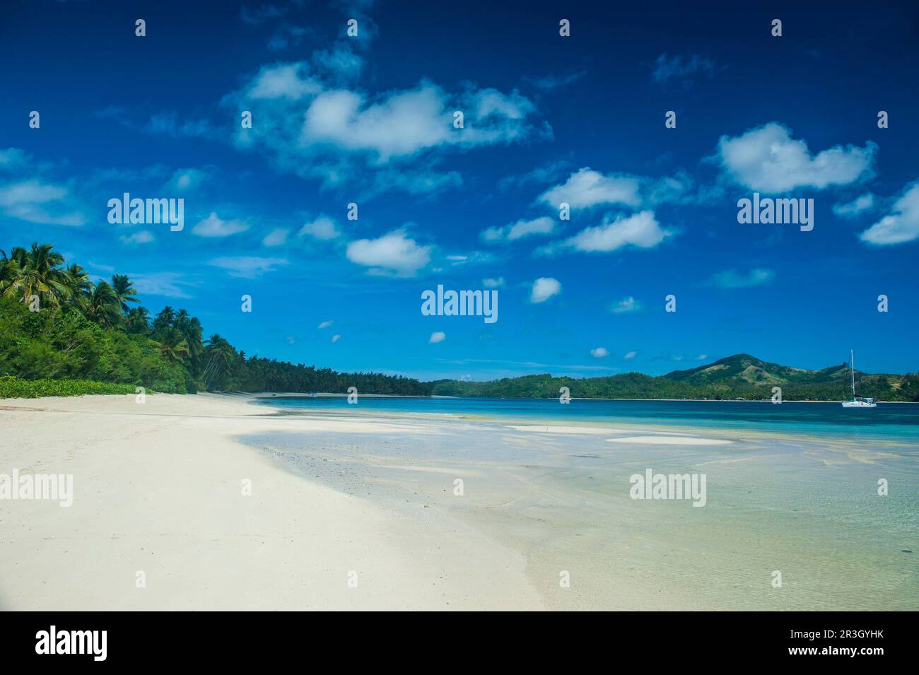 Long sandy beach, blue lagoon, Yasawas, Fiji, South Pacific Stock Photo ...
