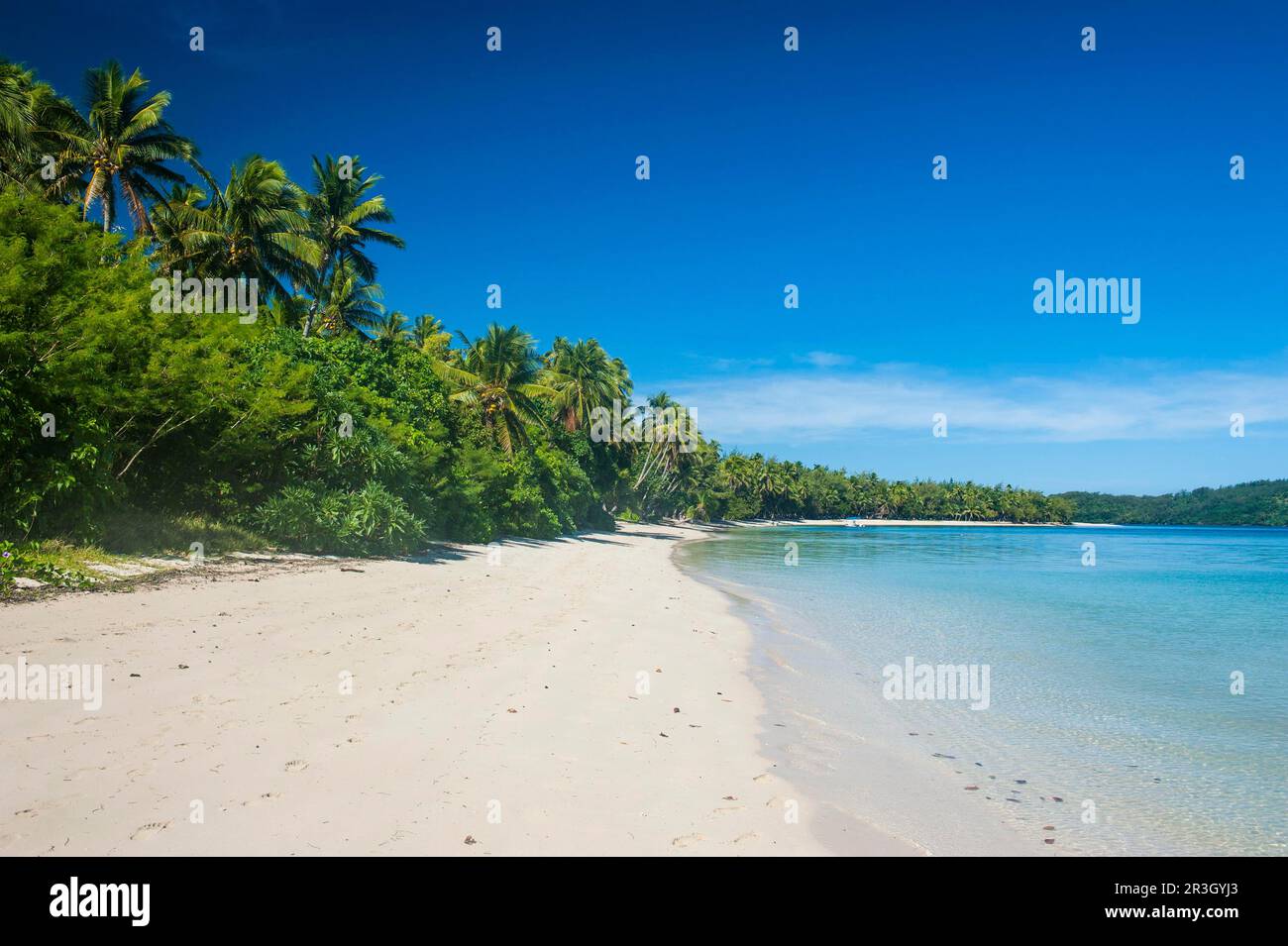 Long sandy beach, blue lagoon, Yasawas, Fiji, South Pacific Stock Photo ...