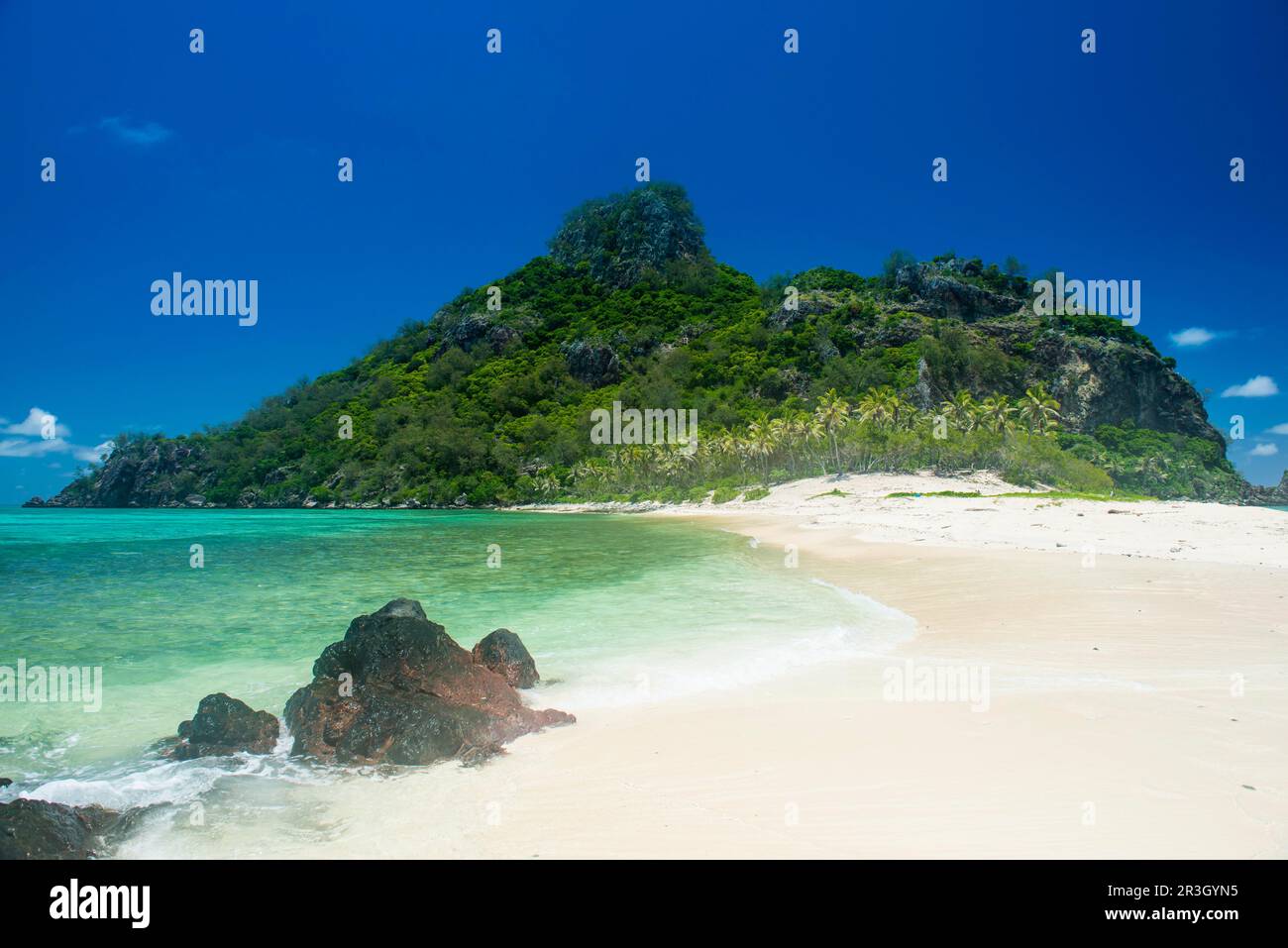 Beautiful white sand beach on Monuriki or Cast away island, Mamanuca ...