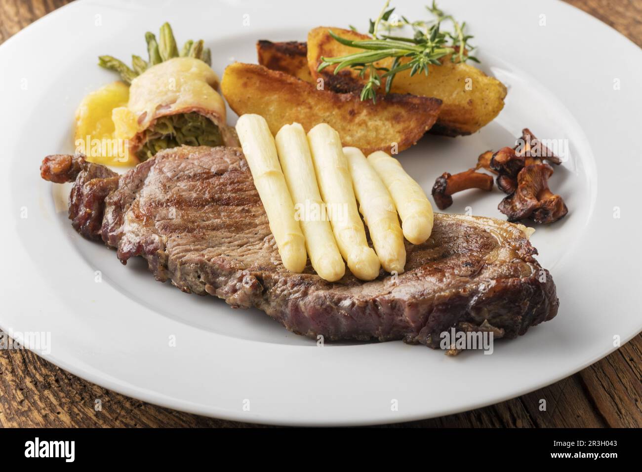 Grilled steak with white asparagus Stock Photo - Alamy