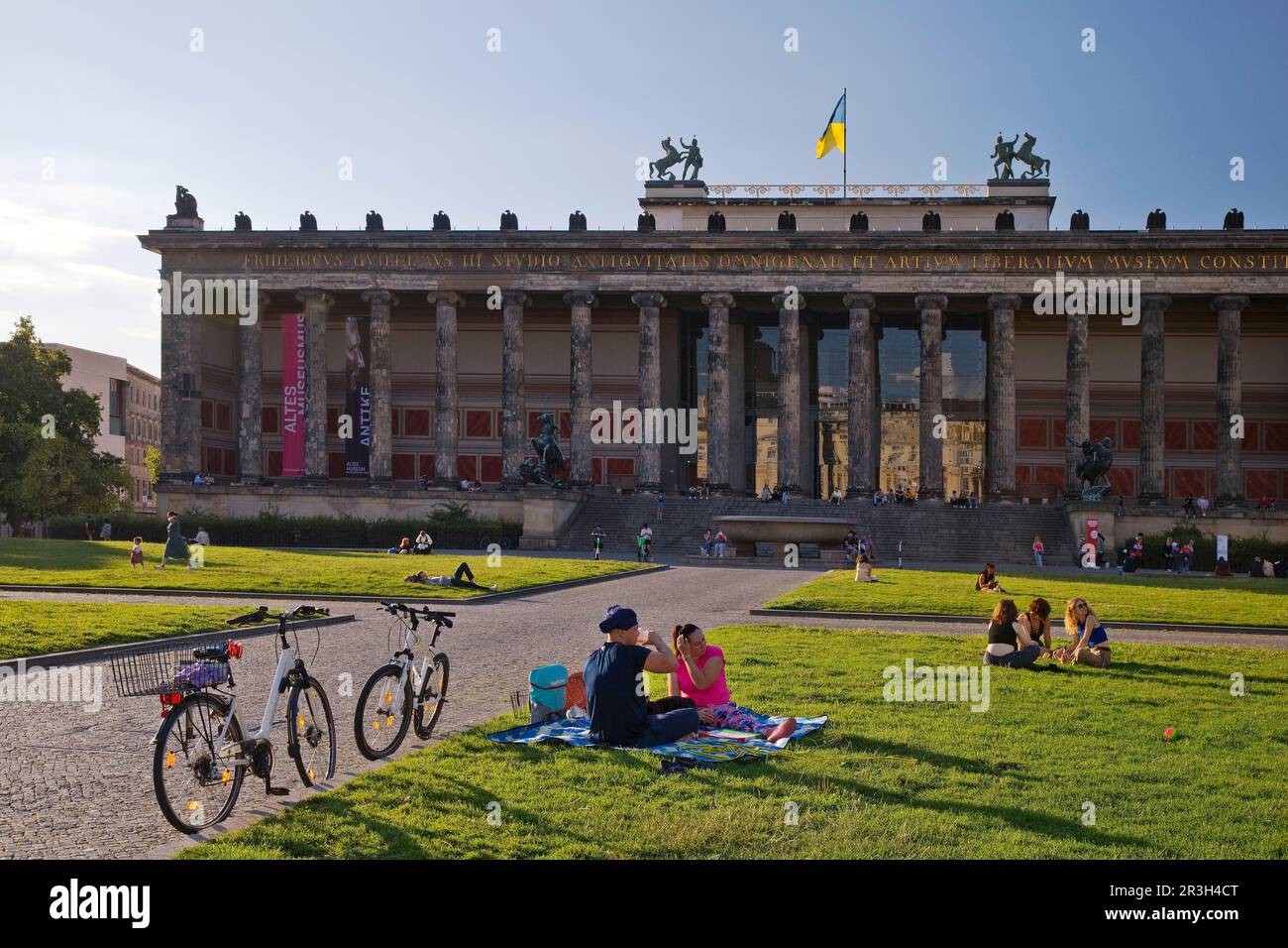 People lustgarten hi-res stock photography and images - Alamy