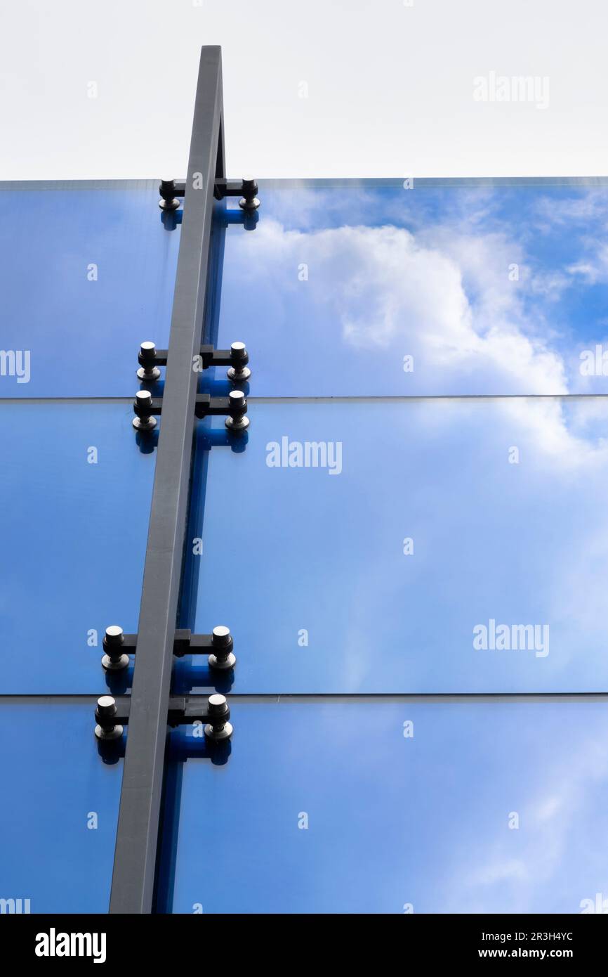 Blue glass facade hi-res stock photography and images - Alamy