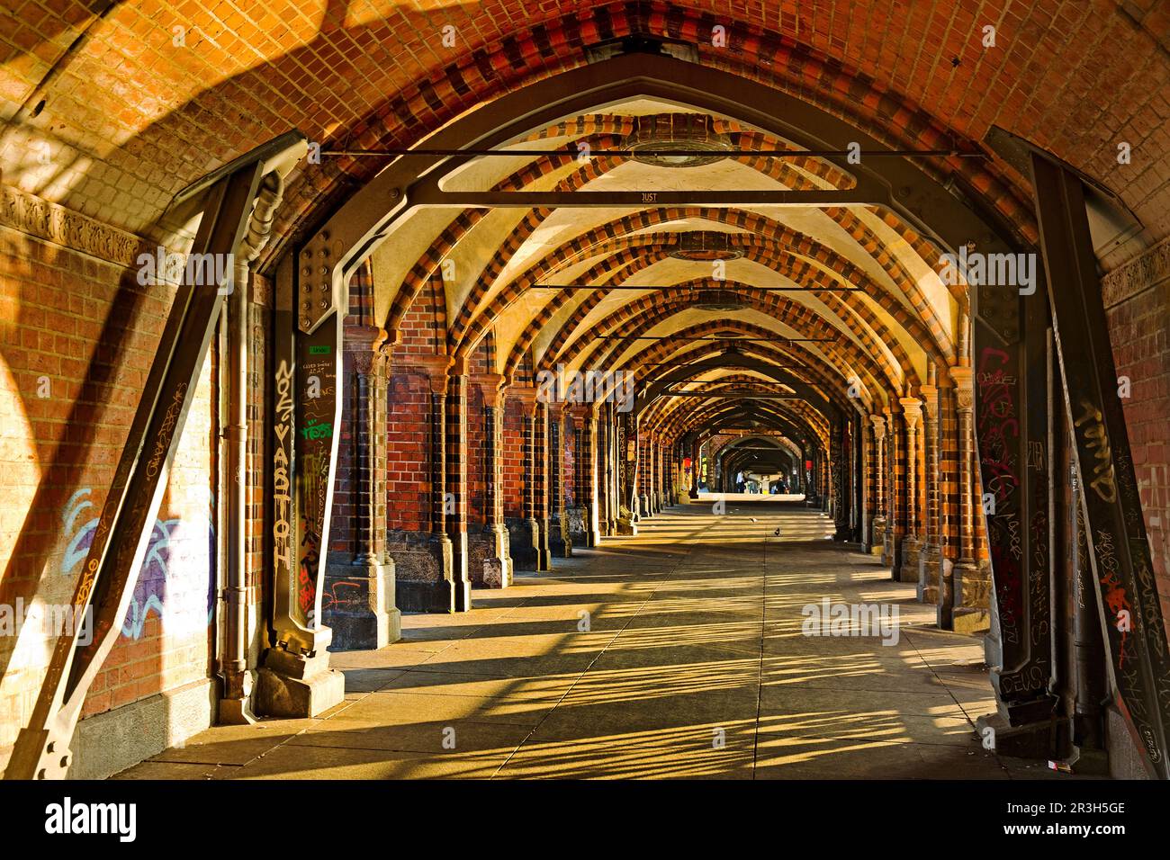 Oberbaum Bruecke, arcade, Friedrichshain-Kreuzberg district, Berlin ...