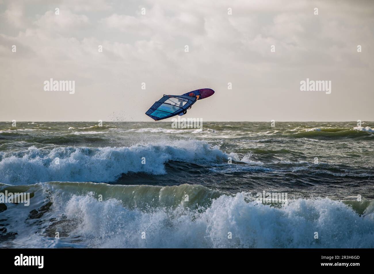 Wave wind crest hi-res stock photography and images - Alamy