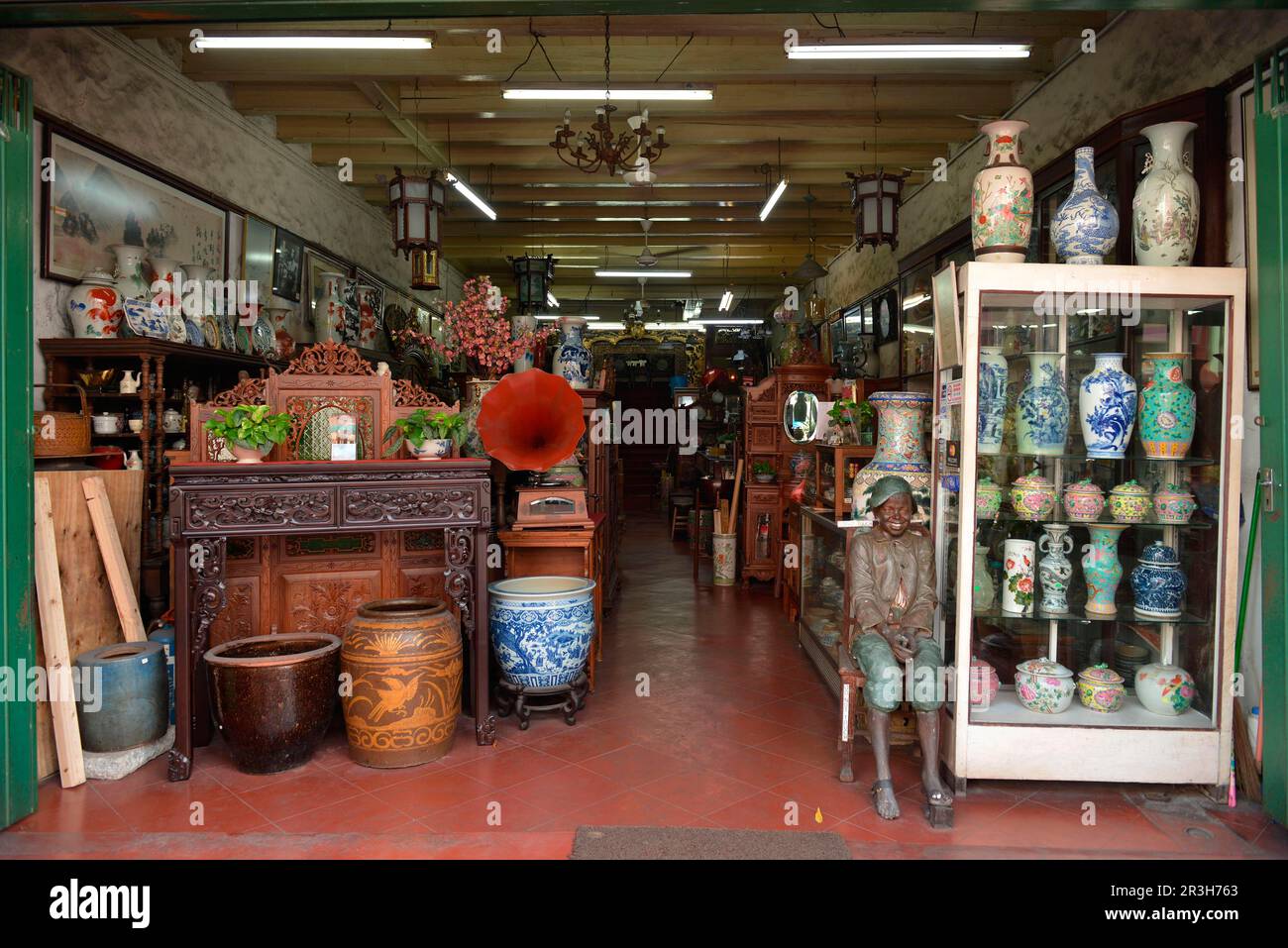 Antique Shop, Jonker Street, Melaka, Malaysia Stock Photo - Alamy