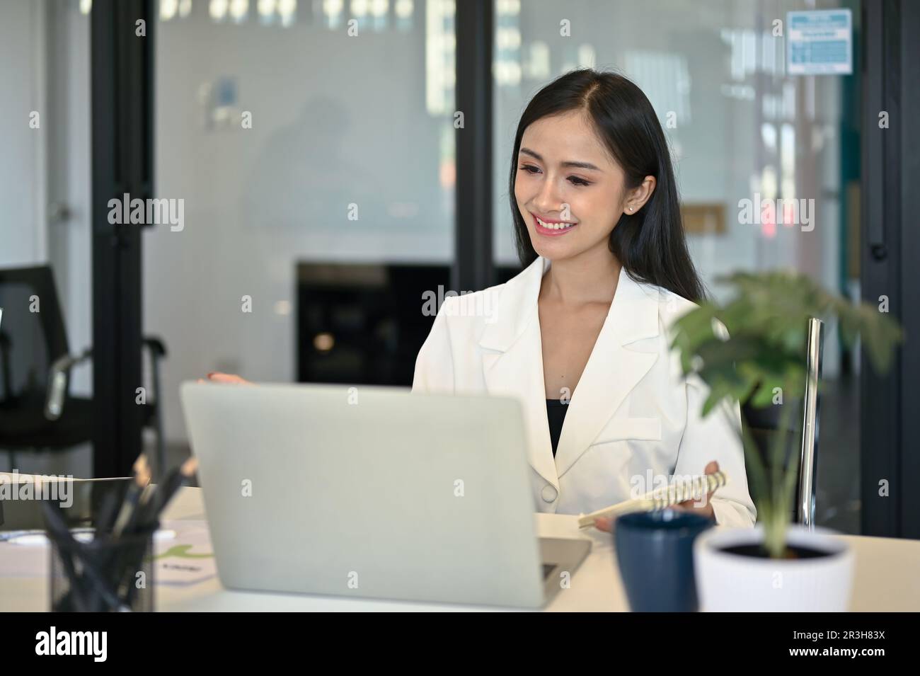 Attractive young Asian businesswoman or female assistant managing her ...