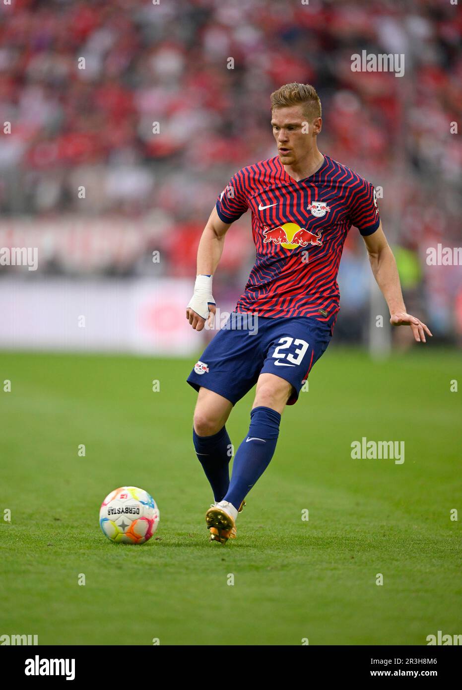 Marcel Halstenberg (23) RasenBallsport Leipzig RBL on the ball, Allianz ...