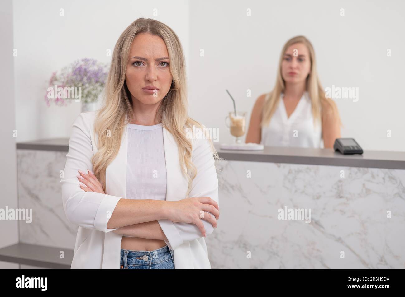 Dissatisfied client stands at the reception of a beauty salon Stock ...