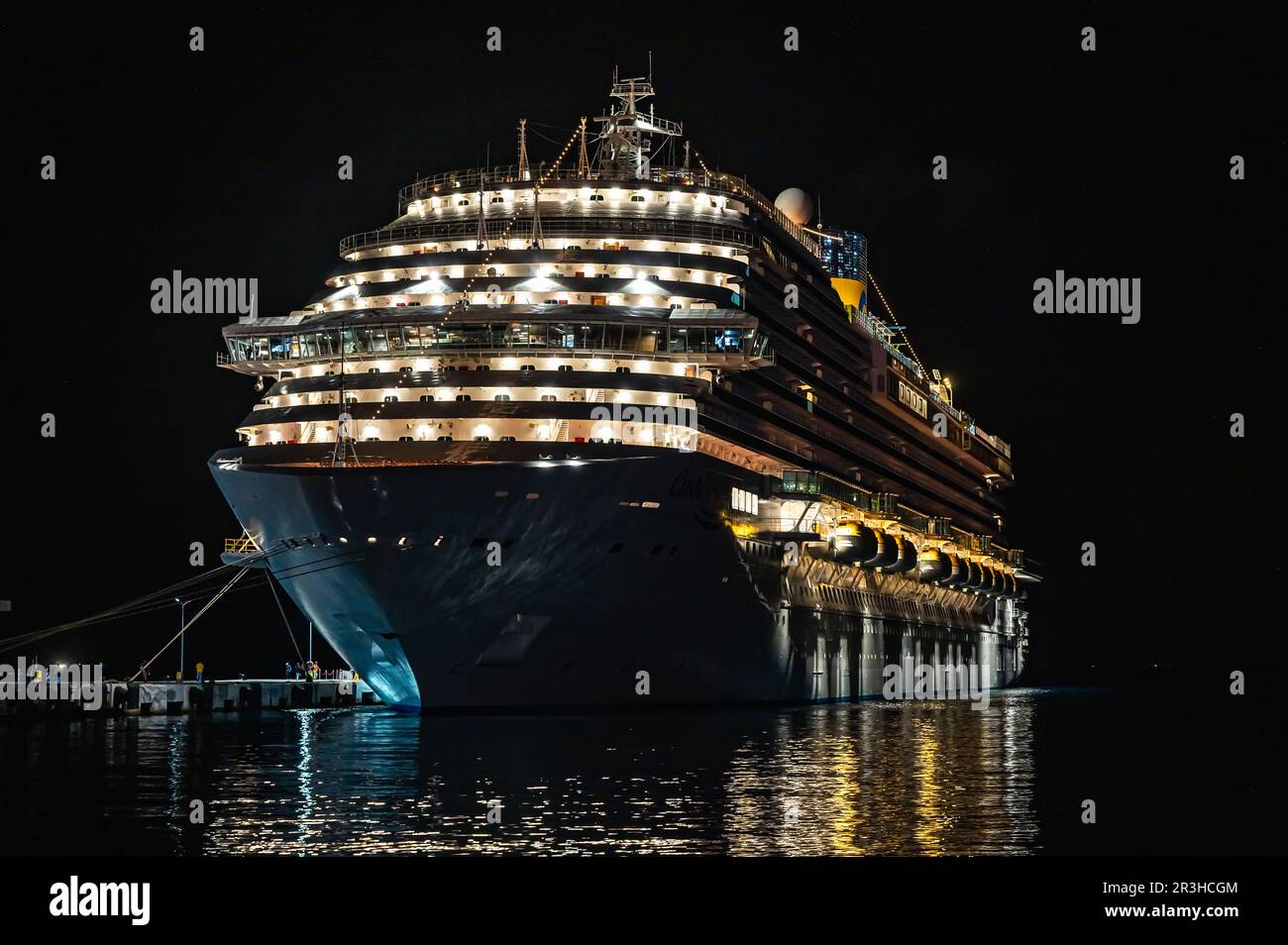 Big ocean liner hi-res stock photography and images - Alamy