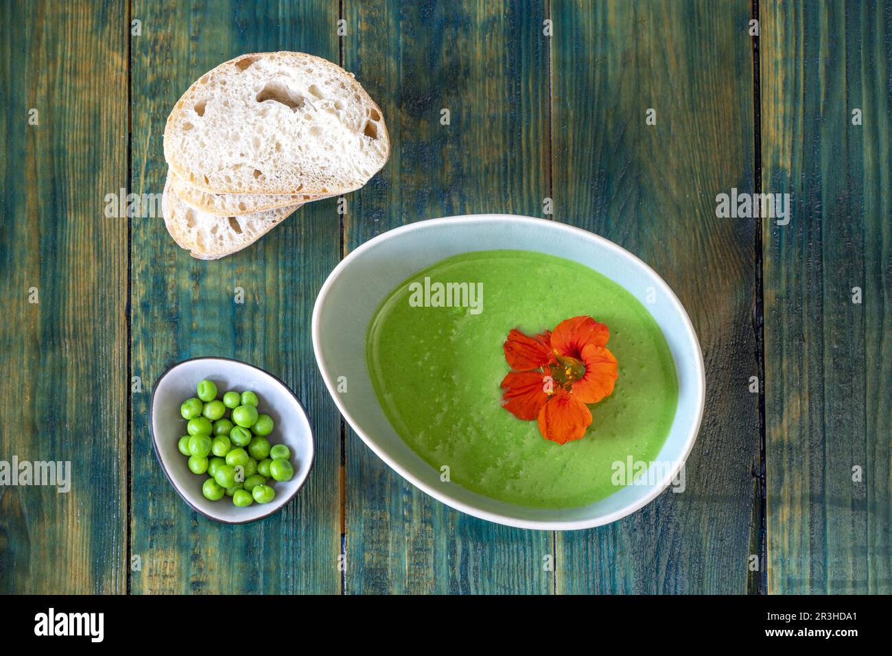 Green creamy vegetable soup hi-res stock photography and images - Alamy
