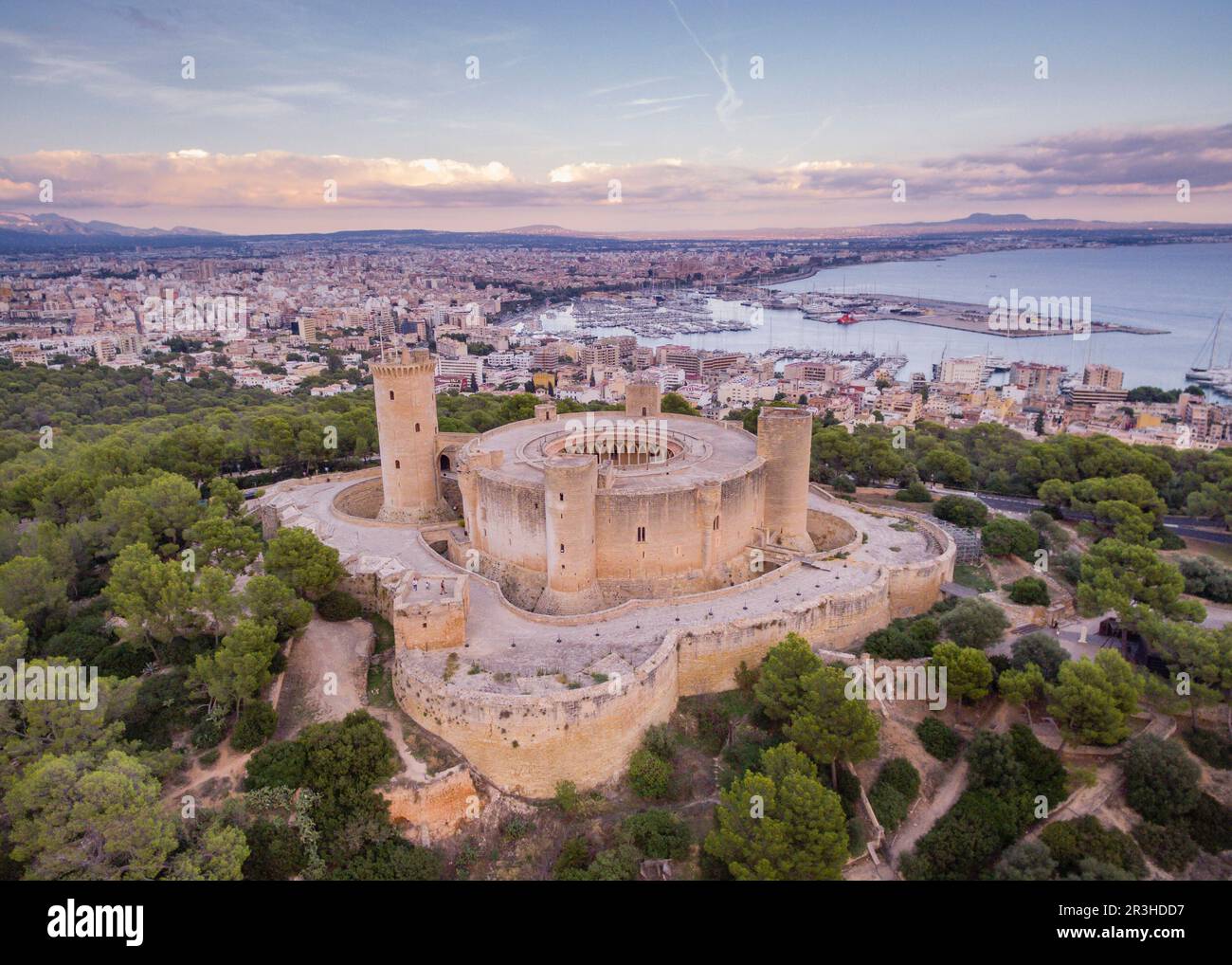 castillo de Bellver, estilo gótico catalán, siglo XIV , Palma, Mallorca ...