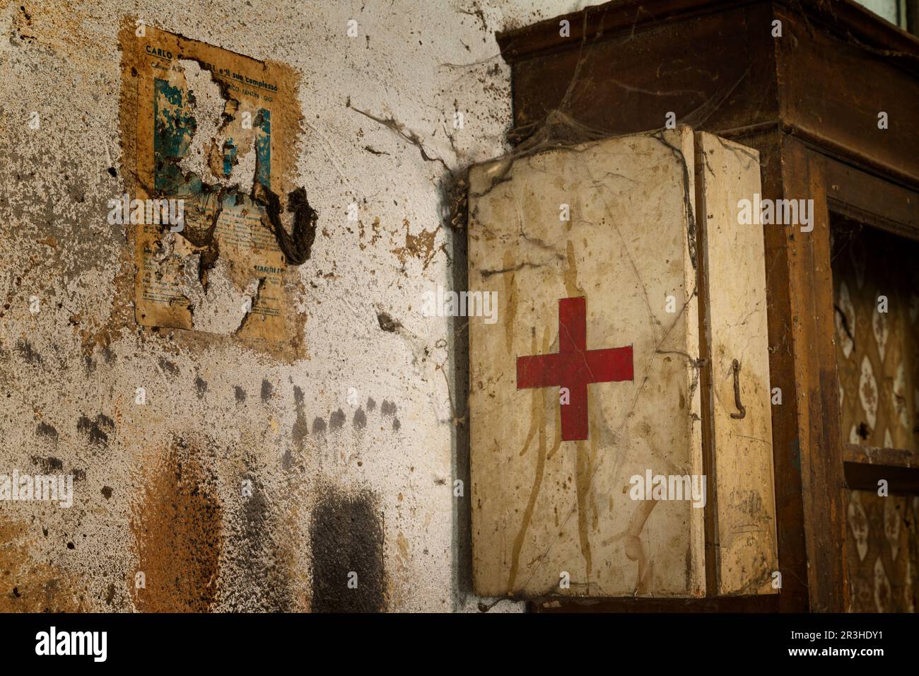 Vintage first aid kit hi-res stock photography and images - Alamy